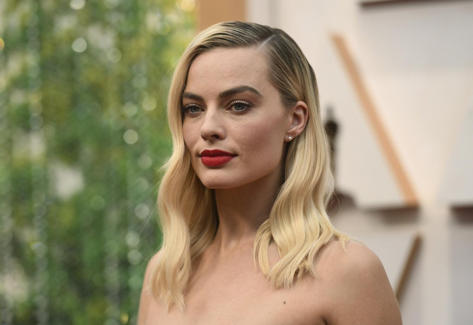 Margot Robbie Models Maxi Dresses For Us - Celebs Of The Galaxy